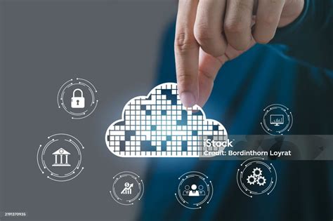 디지털 기술 데이터 보안 및 클라우드 컴퓨팅 혁신을 나타내는 구름 기호와 상호 작용하는 손입니다 가상현실에 대한 스톡 사진 및