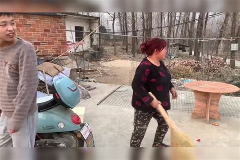 姐姐又和弟弟打起来了！丈母娘拿着棍子都劝不住，姐夫一旁看热闹