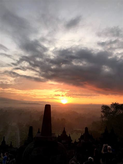 [인도네시아] 보로부두르 사원을 닮은 스타벅스 수디르만 마글랑점