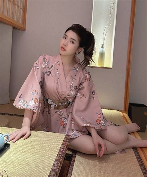 喜欢美女的浪子 On Twitter 你永远可以相信小蓝蓝的肉腿和身材，把她压在身下操时带来的爽感一定叹为观止。