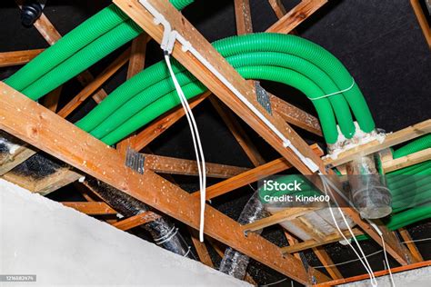 홈 에너지 회수 환기 녹색 유연한 파이프 및 공기 공급 디퓨저의 가시 시스템 지붕 트러스에 걸쳐 확산 0명에 대한 스톡 사진 및 기타 이미지 Istock