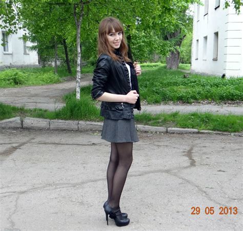 Девушек в чулках и юбках