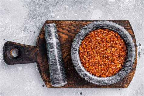 붉은 칠리 페퍼와 파프리카 플레이크의 요리 회색 배경입니다 상의 View 가루로 빻은에 대한 스톡 사진 및 기타 이미지 가루로 빻은 건조한 드레싱 식품 Istock