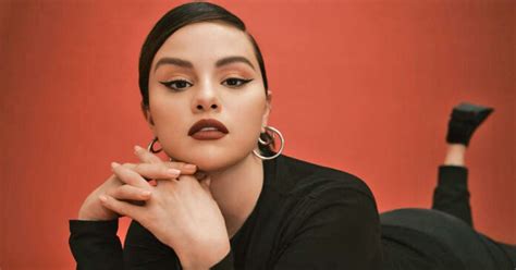 Selena Gomez Gets Hailed As Legend Looking Scintillating In Wet Hair