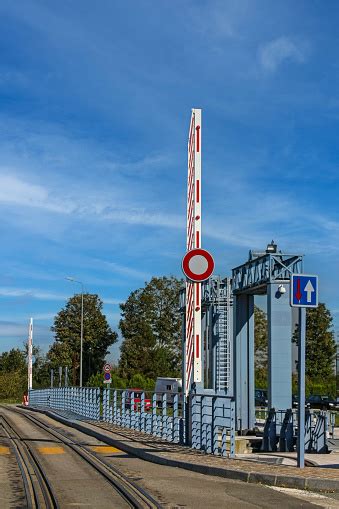 생 발레리 쉬르 솜 철도 다리에 레벨 횡단 합계 피카디 오츠 드 프랑스 철도 건널목에 대한 스톡 사진 및 기타 이미지 철도