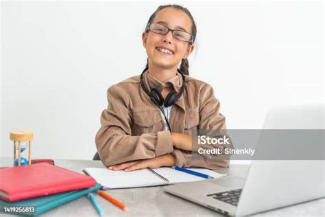 온라인 교육 귀여운 어린 소녀는 노트북과 무선 헤드폰으로 집에서 공부하고 선생님과 함께 웹 레슨을받는 사랑스러운 아이 격리 시간 동안 원격 학습을 즐기고 여유 공간을