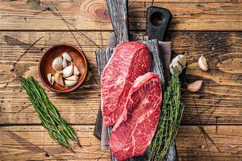 허브가 있는 나무 정육점에 생 어깨 톱 블레이드 쇠고기 고기 스테이크 나무 배경 맨 위 보기 날것에 대한 스톡 사진 및 기타 이미지 Istock