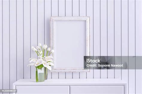 3d는 흰색 나무 패널 배경이 있는 흰색 나무 책상에 있는 모형 그림 프레임의 그림을 렌더링했습니다 0명에 대한 스톡 사진 및 기타 이미지 Istock