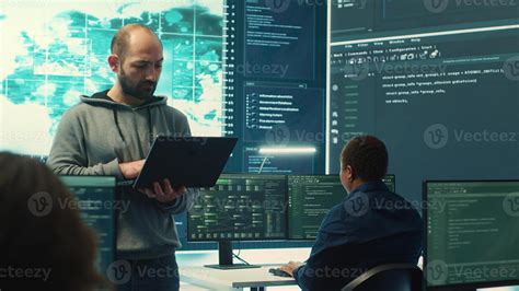 Hackers Grupo Utilizando Secuestro De Datos Y Suplantación De Identidad Táctica A Compromiso