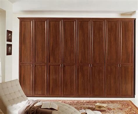 Встроенный в нишу шкаф с распашными дверями