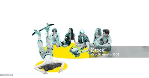 십대 친구들이 함께 즐거운 시간을 보내고 재미와 기쁨을 느낍니다 의사 소통과 여가 현대 미술 콜라주 12 13세에 대한 스톡 사진 및 기타 이미지 Istock