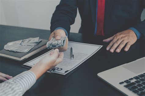 금융 공무원이나 보스에게 뇌물을 주려는 달러 지폐 를 들고 있는 사업가의 손은 배당금 직원 급여와 뇌물 방지입니다 2명에 대한 스톡 사진 및 기타 이미지 Istock