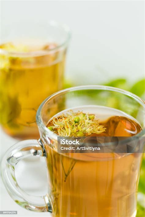 흰색 나무 표면에 린든 꽃과 투명 한 들어간다 유리에 린든 꽃 차 건강관리와 의술에 대한 스톡 사진 및 기타 이미지 건강관리와 의술 건강한 생활방식 귀여운 Istock