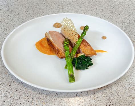 요리와 함께하는 인문학 산책 김수찬 셰프의 시금치와 된장 소스를 곁들인 오리 스테이크