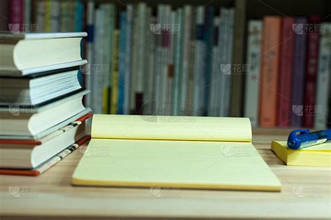 堆在书桌上的书。