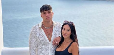 Scarlet Vas Reveals She Posts Racy OnlyFans Snaps With Stepbrother DESIblitz