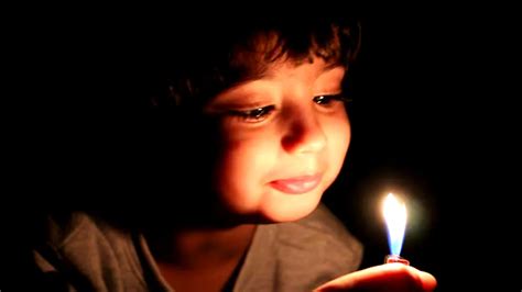 क्या जली हुई मोमबत्ती को घूरने से बच्चों की आंखों की सेहत में सुधार