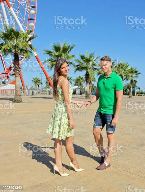 로맨틱 한 행복한 여자와 남자 배경에 야자수 나무와 관람수 가득 찬에 대한 스톡 사진 및 기타 이미지 가득 찬 갈색 머리