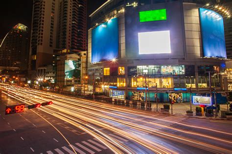 방콕 러쉬 아워입니다 교차로 통근 교통 밤에 여행 화려한 밤 도시에서 교통입니다 자동차 라이트 트레일입니다 건물 및 Billbords 배경입니다 태국 긴 노출입니다 간판에