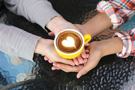 낭만적 인 커플 사랑 손으로 잡고 두 잔의 라 떼 아트와 패턴의 마음에 테이블에 커피 숍 모카에 대한 스톡 사진 및 기타 이미지 모카 시시덕거림 2명 Istock