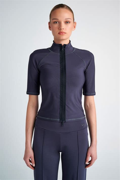 ΑΘΛΗΤΙΚΗ ΖΑΚΕΤΑ ΣΕ ΣΤΕΝΗ ΓΡΑΜΜΗ