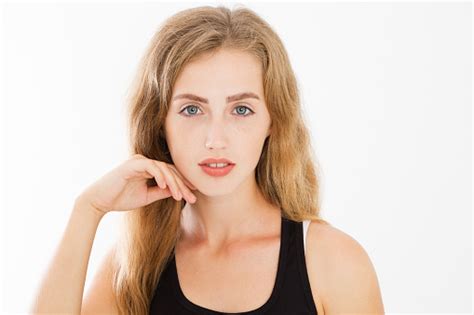 길고 빛나는 물결 모양의 헤어 스타일을 가진 금발 소녀 흰색 배경에 고립 젊은 여자 얼굴 치료 미용 및 스킨 케어 미용 및 스파 컨셉 복사 공간 20 24세에 대한 스톡