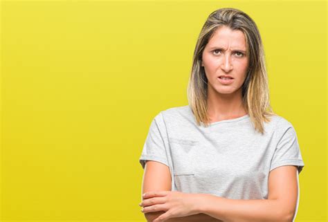 격리 된 배경 회의론 및 교차 팔과 얼굴에 긴장 Disapproving 식 젊은 아름 다운 여자 부정적인 사람입니다 감정에 대한 스톡 사진 및 기타 이미지 Istock