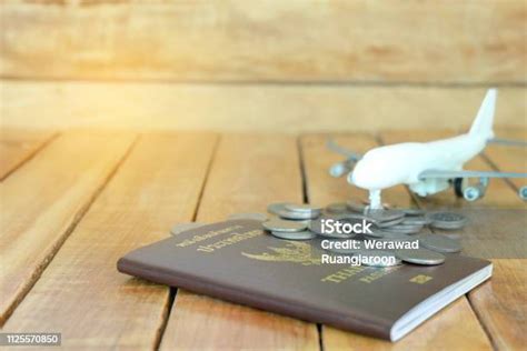 돈 나무 배경에 동전 스택 여권 그리고 항공기 장난감 휴가 대 한 개념을 절약 0명에 대한 스톡 사진 및 기타 이미지 0명 경제 관광 Istock