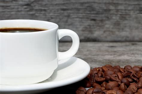 나무 배경에 커피와 커피 콩 한 잔 화이트 커피 컵과 접시 공간을 복사합니다 텍스트에 대 한 배치 0명에 대한 스톡 사진 및 기타 이미지 Istock