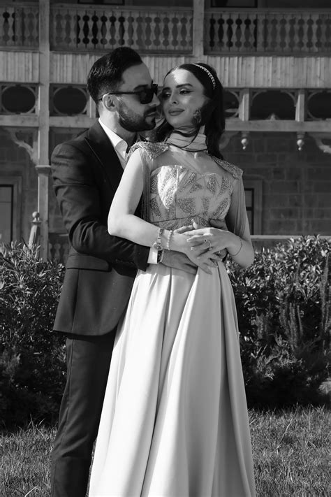 감탄 건축 공식적인 옷차림 관계 관계 목표 기둥 낭만적인 단란함 도시 설정 매우 복잡한 모델링 미소 짓는 블랙 앤 화이트 사랑 상호 작용 손을