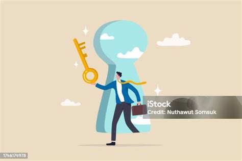 성공 비밀 키 발견 취업 제안 또는 경력 기회 문제 해결을 위한 열쇠 잠금 해제 리더십 핵심 성공 개념 사업가는 열쇠 구멍에서 문을 열어 비밀 황금 잠금 해제 키를