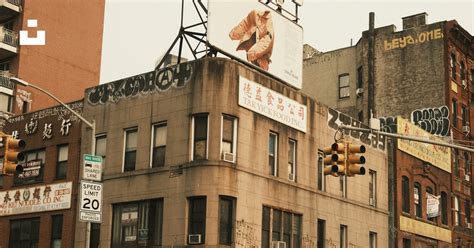 한 자전거 타는 사람이 번화한 도시 교차로를 달리고 있습니다 사진 Unsplash의 무료 거리 사진 이미지