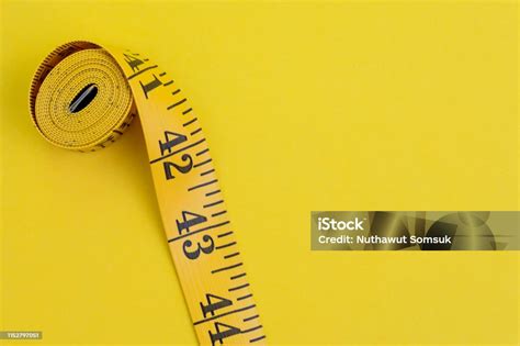 노란색 측정 테이프 건강 피트 니스 영양 운동 또는 다이어트 개념으로 사용 하 여 복사 공간을 가진 단색 노란색 배경에 0명에