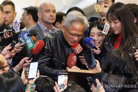 트럼프 취임식 안 간 엔비디아 젠슨 황 베이징 거쳐 상하이로