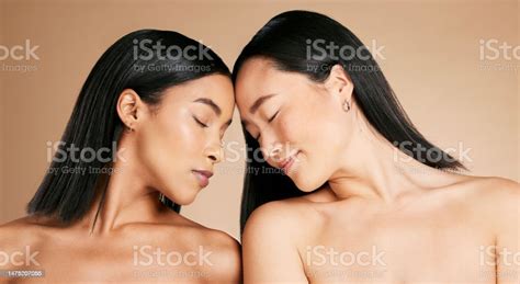 아름다움 다양성 및 스킨 케어 광채와 피부를위한 화장품 셀프 케어가있는 얼굴 갈색 스튜디오 배경에 고립된 친구 또는 모델을 위한 얼굴 피부과 및 스파 트리트먼트 20 24