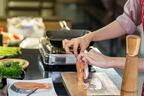 부엌에서 맛있는 연어 스테이크를 요리 하는 나무로 만든 여자와 후추 병의 손 건강한 생활방식에 대한 스톡 사진 및 기타 이미지 건강한 생활방식 건강한 식생활 날것