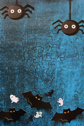 할로윈 디자인 포스터의 이미지 파란색 딱딱 한 배경에 박쥐 거미와 유령의 수제 실루엣 컷 아웃 모양 할로윈 벽지 배경 복사 공간 0명에 대한 스톡 사진 및 기타 이미지