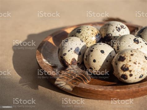 아침 햇살에 공예 종이에 깃털이있는 나무 접시에 유기농 메추라기 계란을 재배합니다 0명에 대한 스톡 사진 및 기타 이미지 0