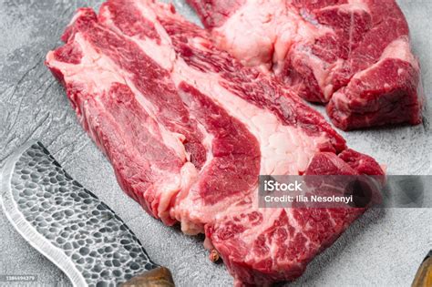 원시 척 아이 롤 스테이크 유기농 쇠고기 회색 돌 탁자 배경 0명에 대한 스톡 사진 및 기타 이미지 0명 고기 날것