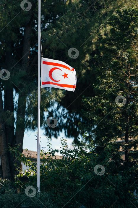 Турецкий флаг развевается в тихом парке на закате Ozero российский фотосток