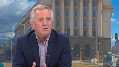 Проф Матанов за Паметника на Съветската армия Внушението с войника който държи автомат е ясно