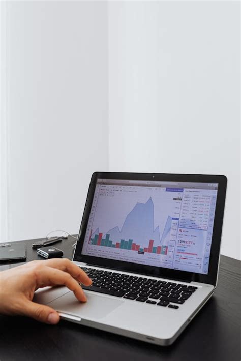 경제 분석 그래프 그래픽 시각화 금융 금융 시장 기술 노트북 노트북 화면 데이터 데이터 분석 데이터 시각화 도표 디지털 모니터 방향 표시등 보고서