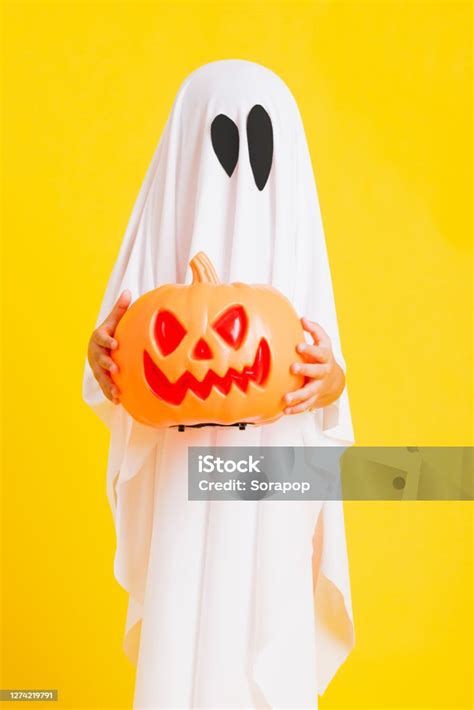 흰색 옷을 입은 의상 할로윈 유령 무서운 작은 귀여운 아이는 손에 오렌지 호박 유령을 들고 2 3 살에 대한 스톡 사진 및 기타