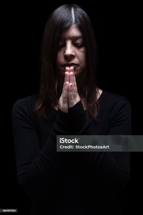 기도 하나님 예배에 접혀 손으로 여자 애도 아래로 머리와 눈 고통 검은 배경에 검정색 배경에 대한 스톡 사진 및 기타 이미지 검정색 배경 기도하기 기독교 Istock