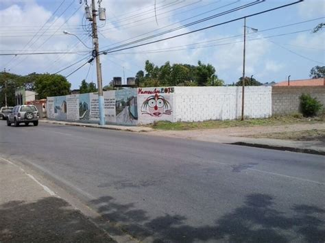 무료 사진 거리 아스팔트 도시의도로 차 울타리 하늘 집 밖의