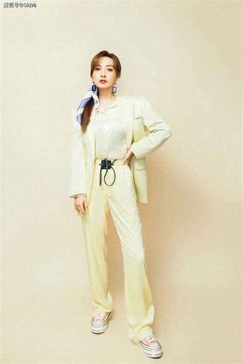吴昕身穿鹅黄色西装套装点搭配蓝色丝巾，清新温柔 搜狐大视野 搜狐新闻