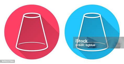 원뿔 빨간색 또는 파란색 배경에 긴 그림자가 있는 둥근 아이콘 2차 도형에 대한 스톡 벡터 아트 및 기타 이미지 2차 도형 3차원 형태 개념 Istock
