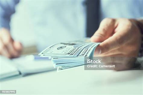 남자는 돈을 우리에 게 달러 지폐를 주고 손에 현금을 들고 돈 신용 개념입니다 톤의 사진 경제에 대한 스톡 사진 및 기타 이미지 Istock