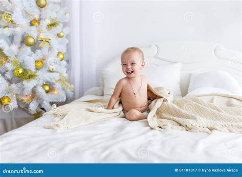 Neonata Nuda Sveglia Che Si Siede Sul Letto Alla Camera Da Letto Natale Immagine Stock