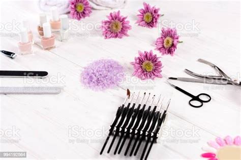 클로즈업 샷 다채로운 바다 소금 수건 꽃 못 벗어나게 가 위 손톱 깍 표 피 미는 네일 파일 매니큐어와 페디큐어 뷰티 살롱에서 테이블에 대 한 손톱 광택의 샘플 0명에 대한